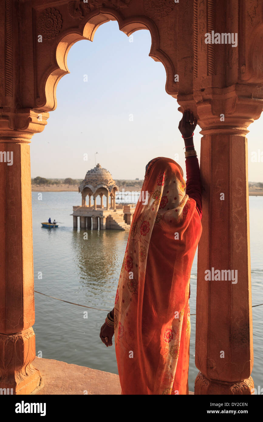 India, Rajasthan, Jaisalmer, Gadi Sagar Lake, Indian Woman wearing ...