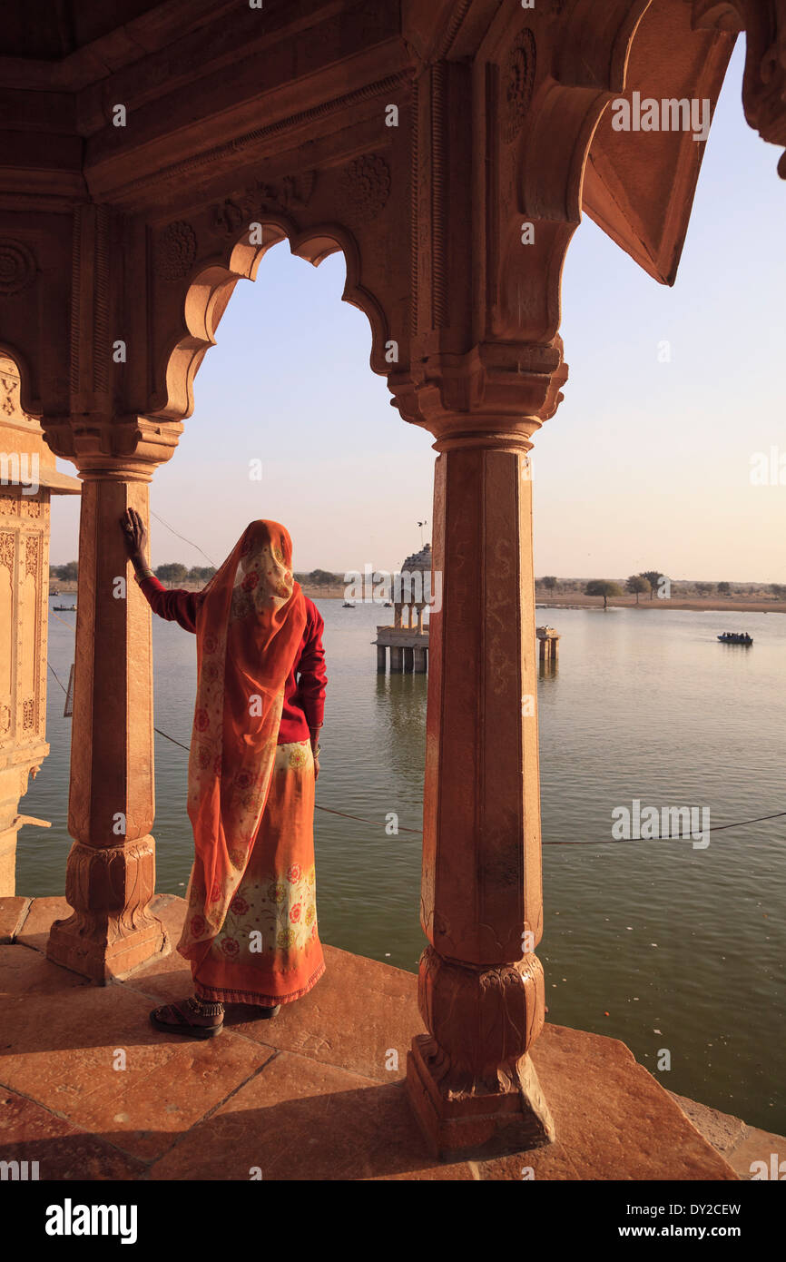 India, Rajasthan, Jaisalmer, Gadi Sagar Lake, Indian Woman wearing ...