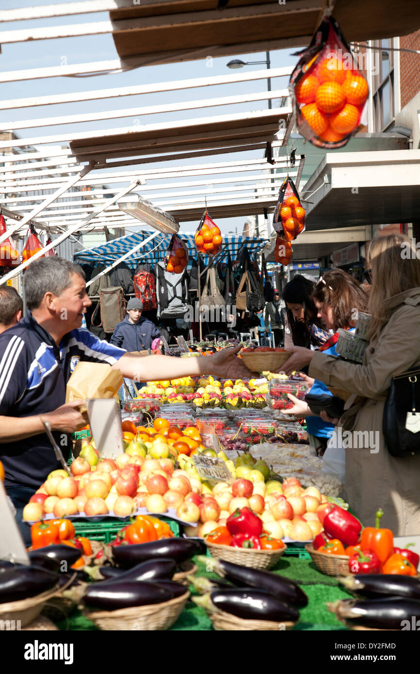 North End Rd Market in Fulham SW6 - London UK Stock Photo - Alamy