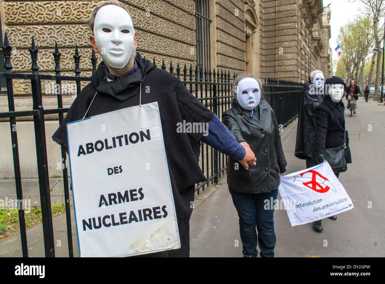 Hands holding protest signs hi-res stock photography and images - Alamy