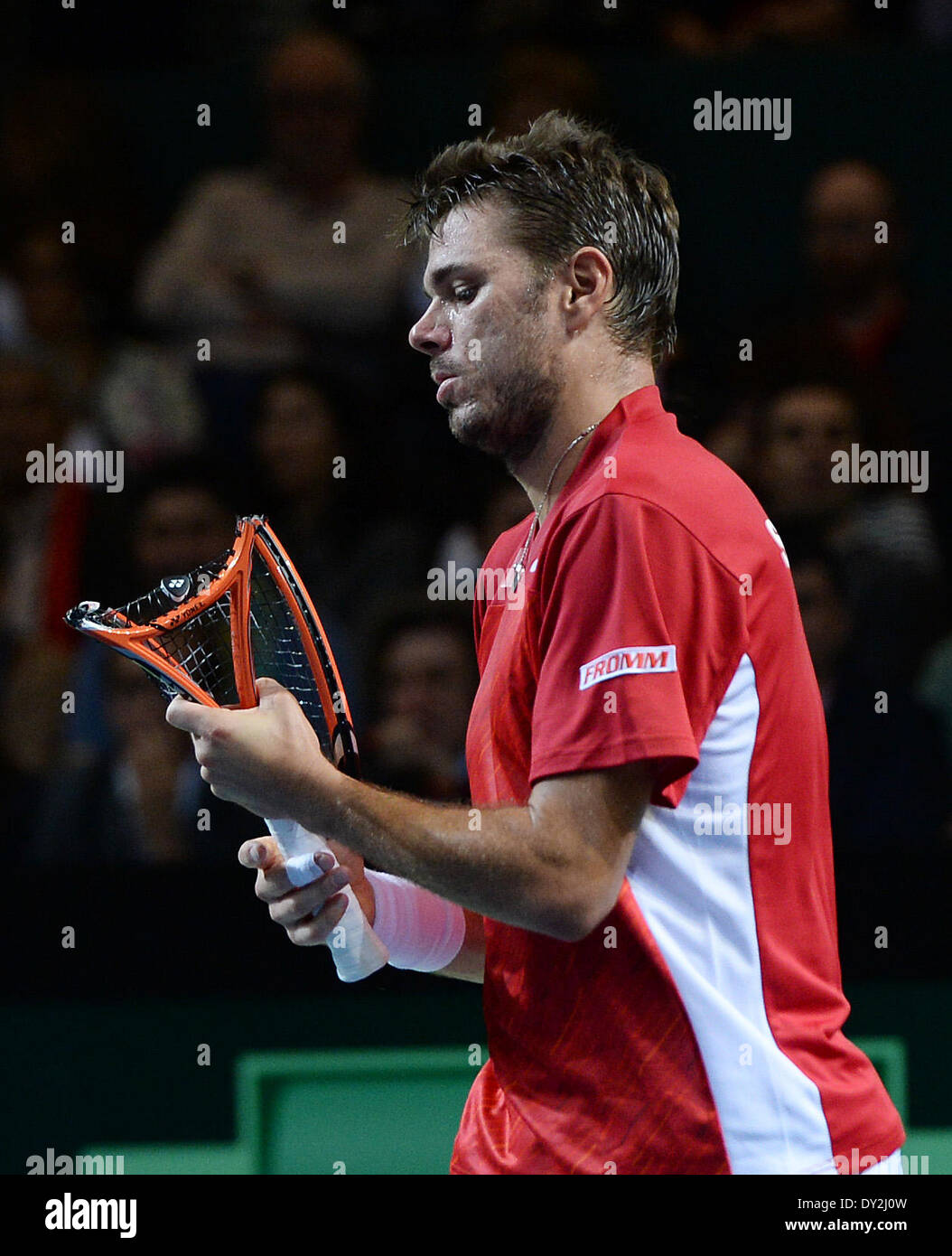 Broken tennis racket hi-res stock photography and images - Alamy