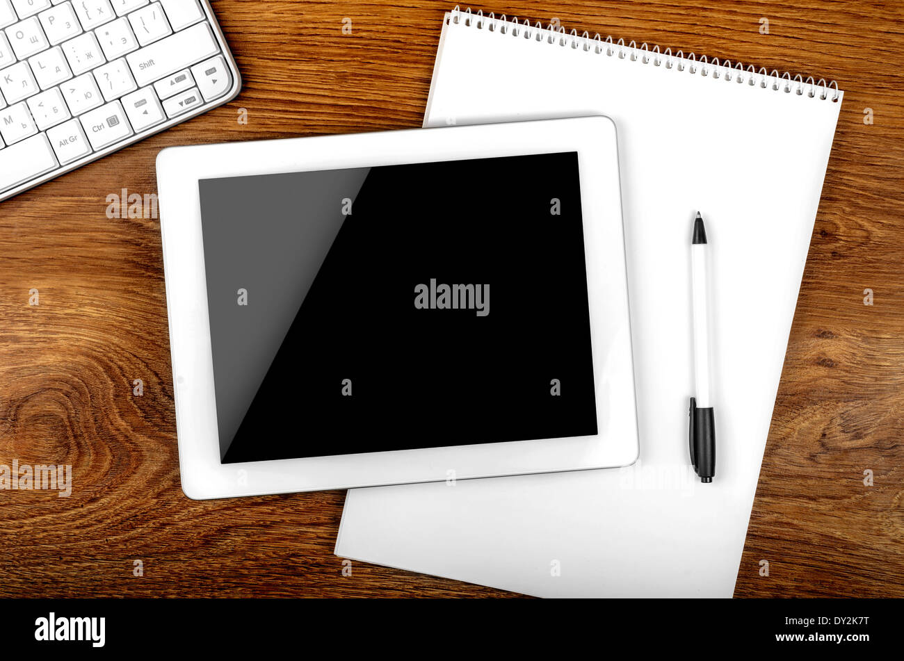 Tablet with an empty screen close to a pen and keyboard Stock Photo - Alamy