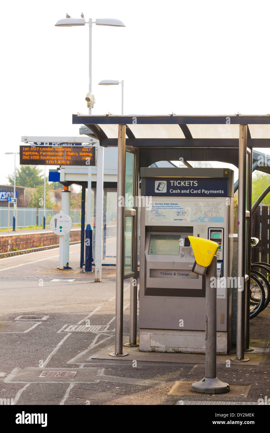 Uk train ticket machine hi-res stock photography and images - Alamy