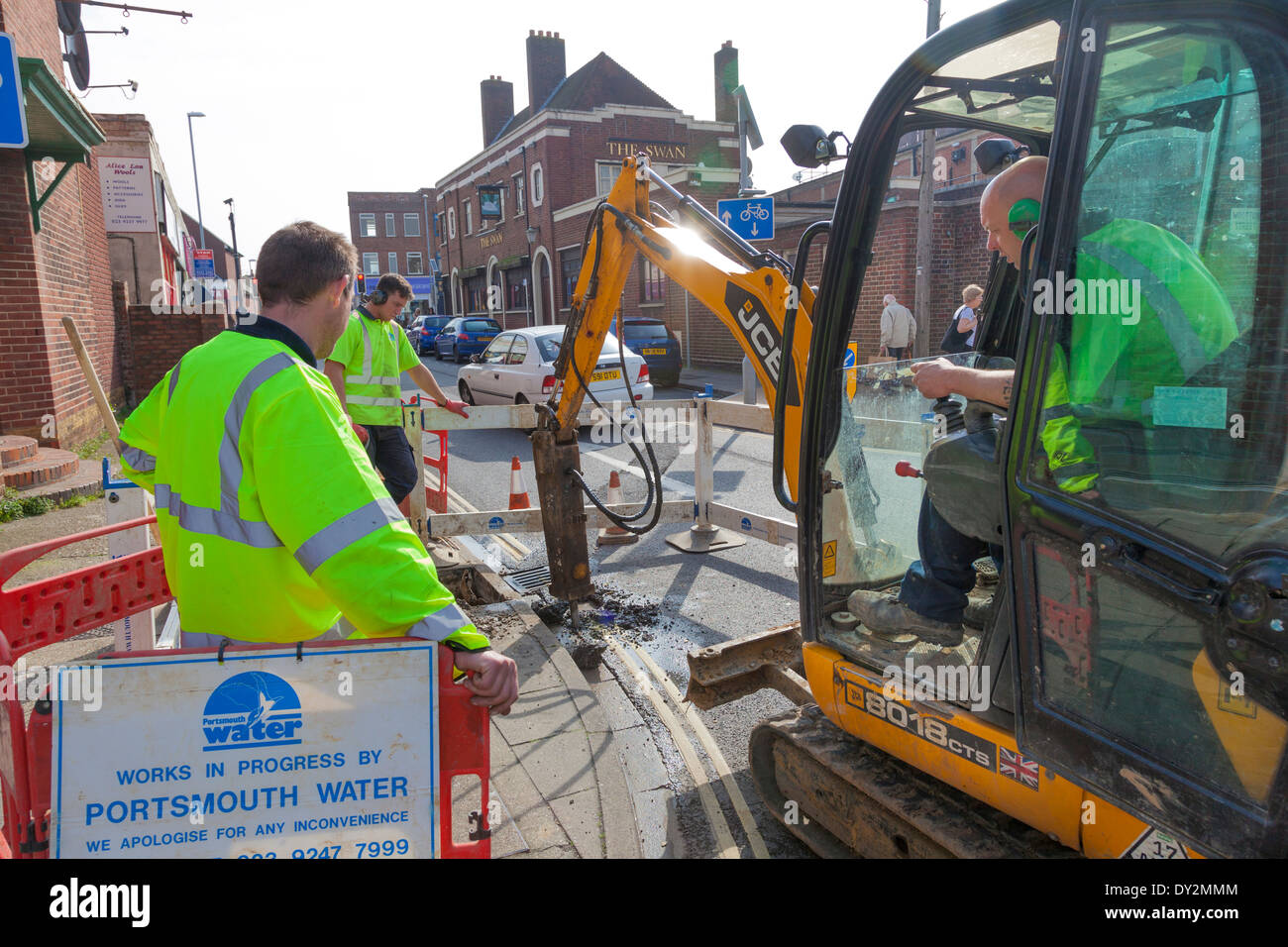 Workmen in road hi-res stock photography and images - Alamy