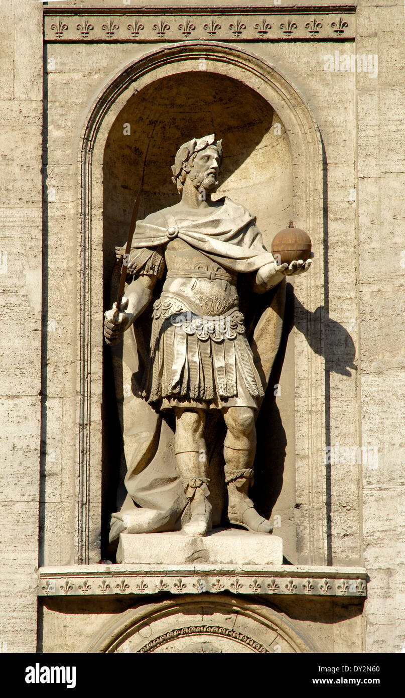 Statue rome hi-res stock photography and images - Alamy