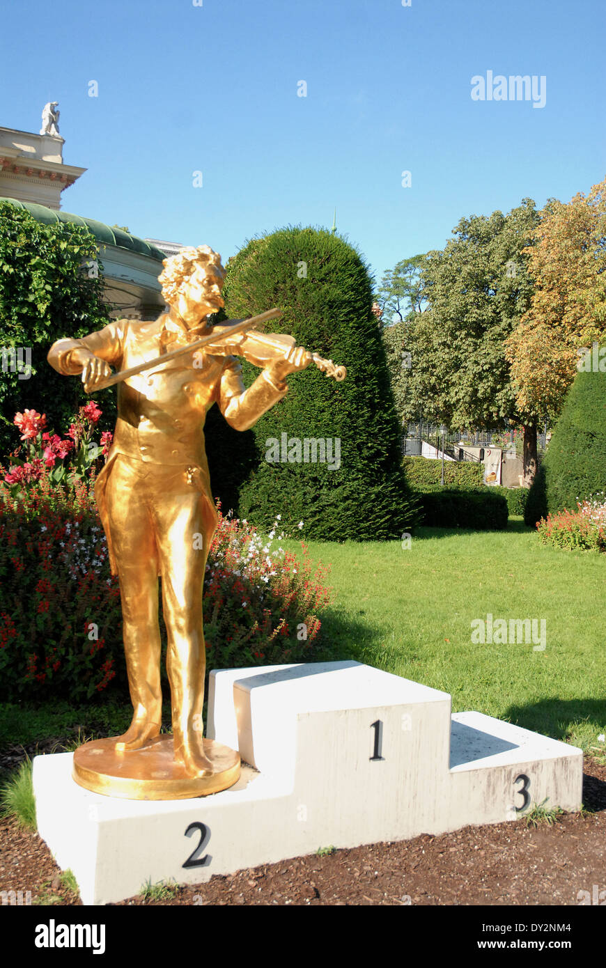 Johann Strauss statue, Vienna Stock Photo - Alamy
