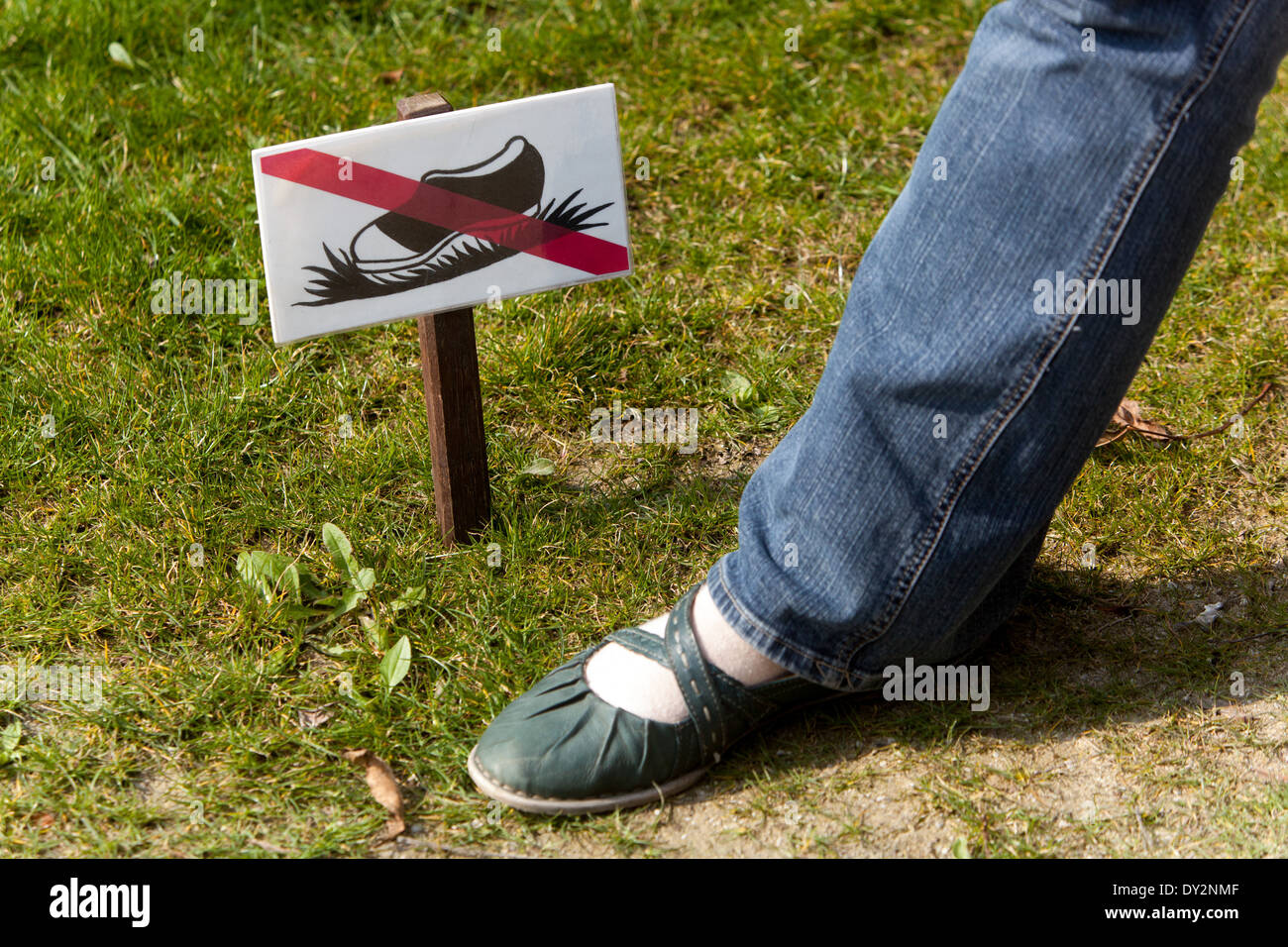 Grass step hi-res stock photography and images - Alamy