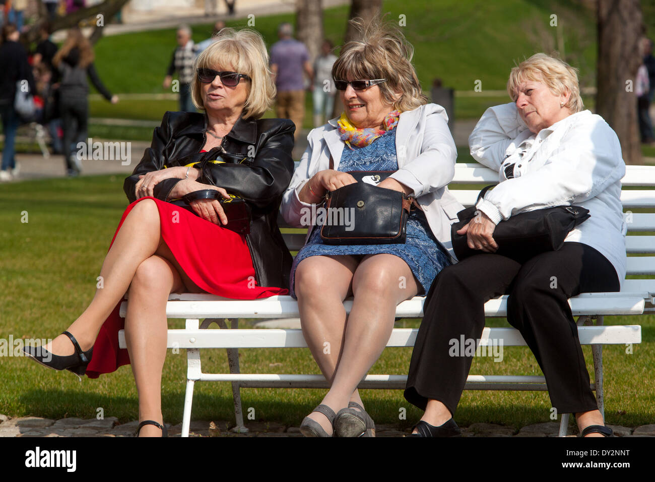 Senior women bench Seniors Stock Photo - Alamy
