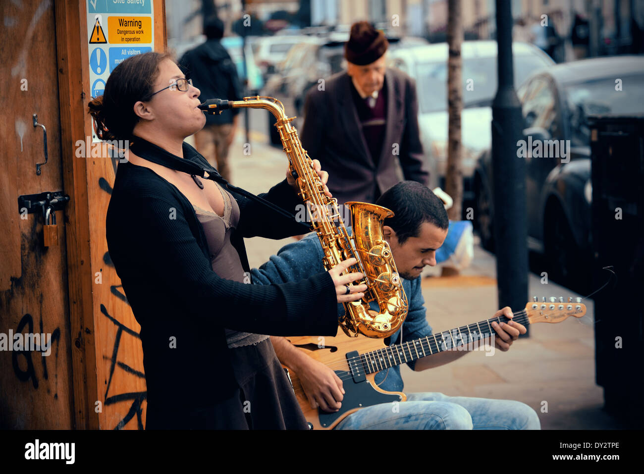 Street artist perform Stock Photo - Alamy