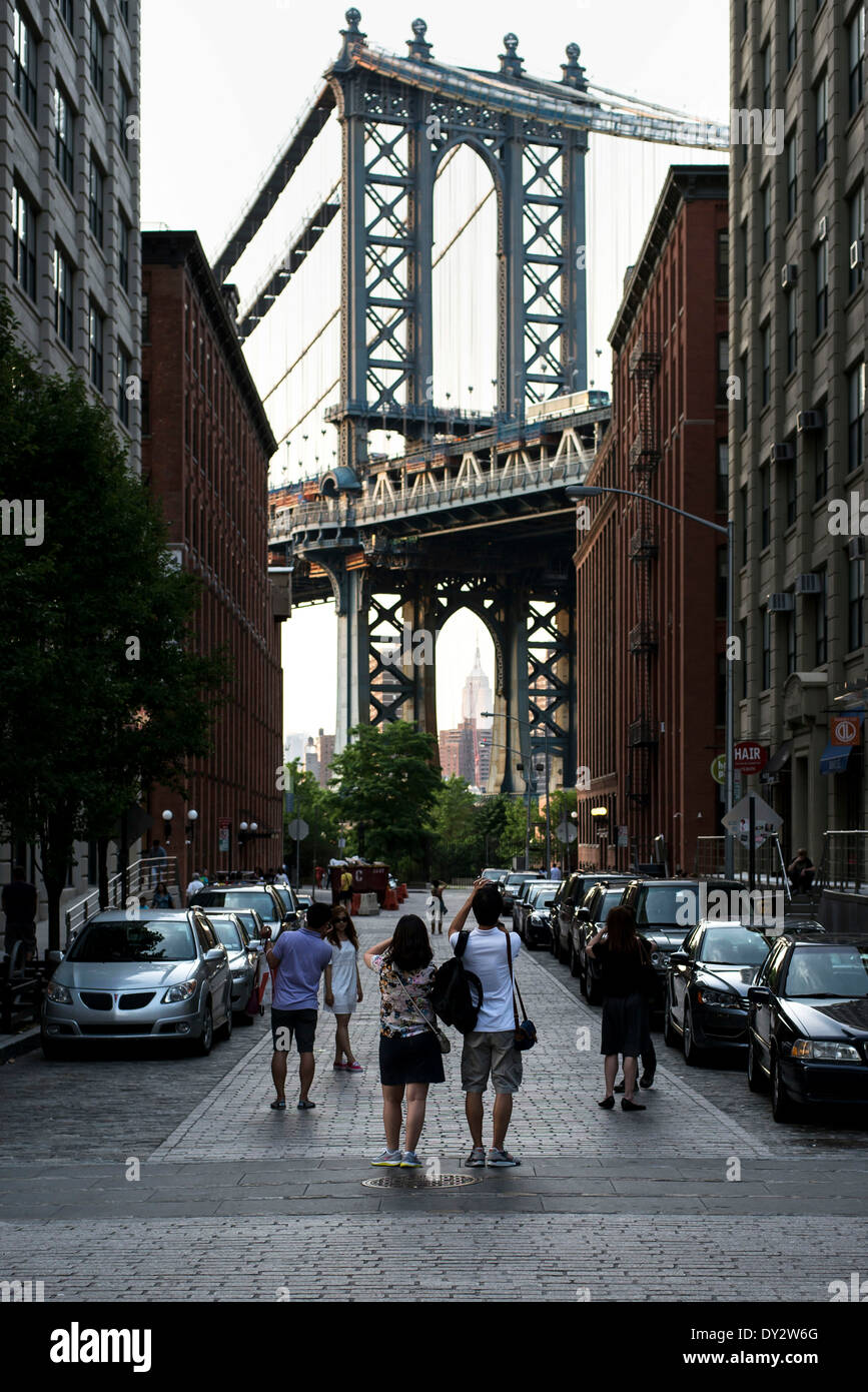 People snap photos of the Manhattan Bridge Stock Photo - Alamy
