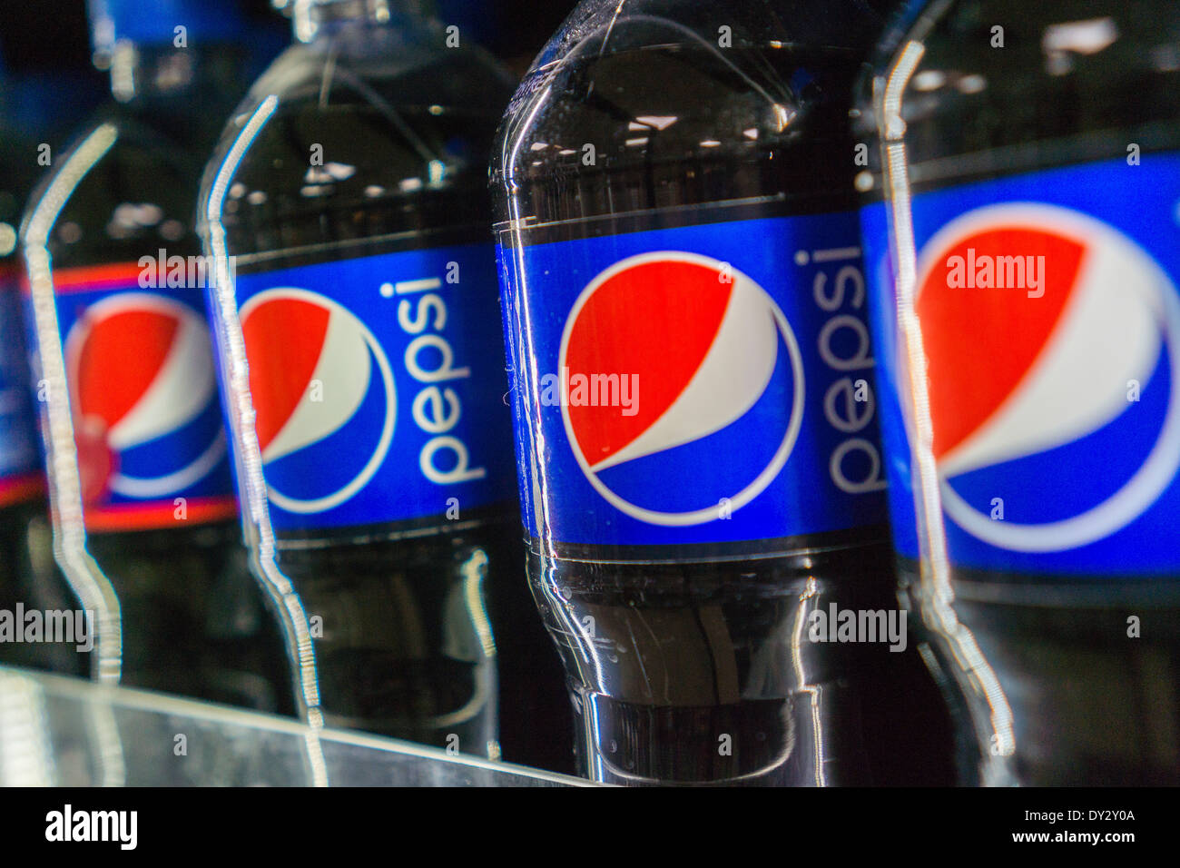 Bottles of Pepsi in a grocery store in New York Stock Photo - Alamy