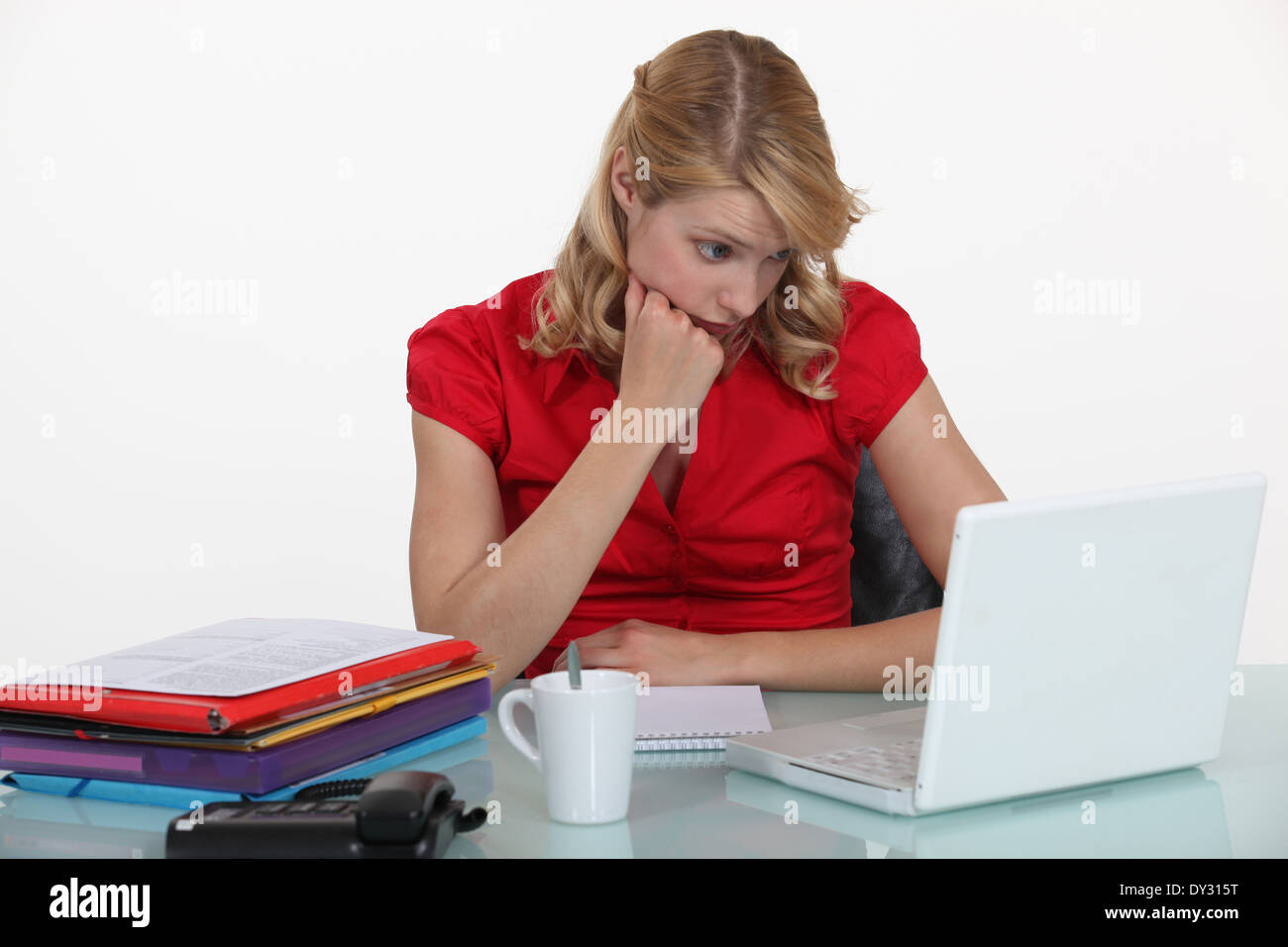 Bored woman in front of computer Stock Photo - Alamy