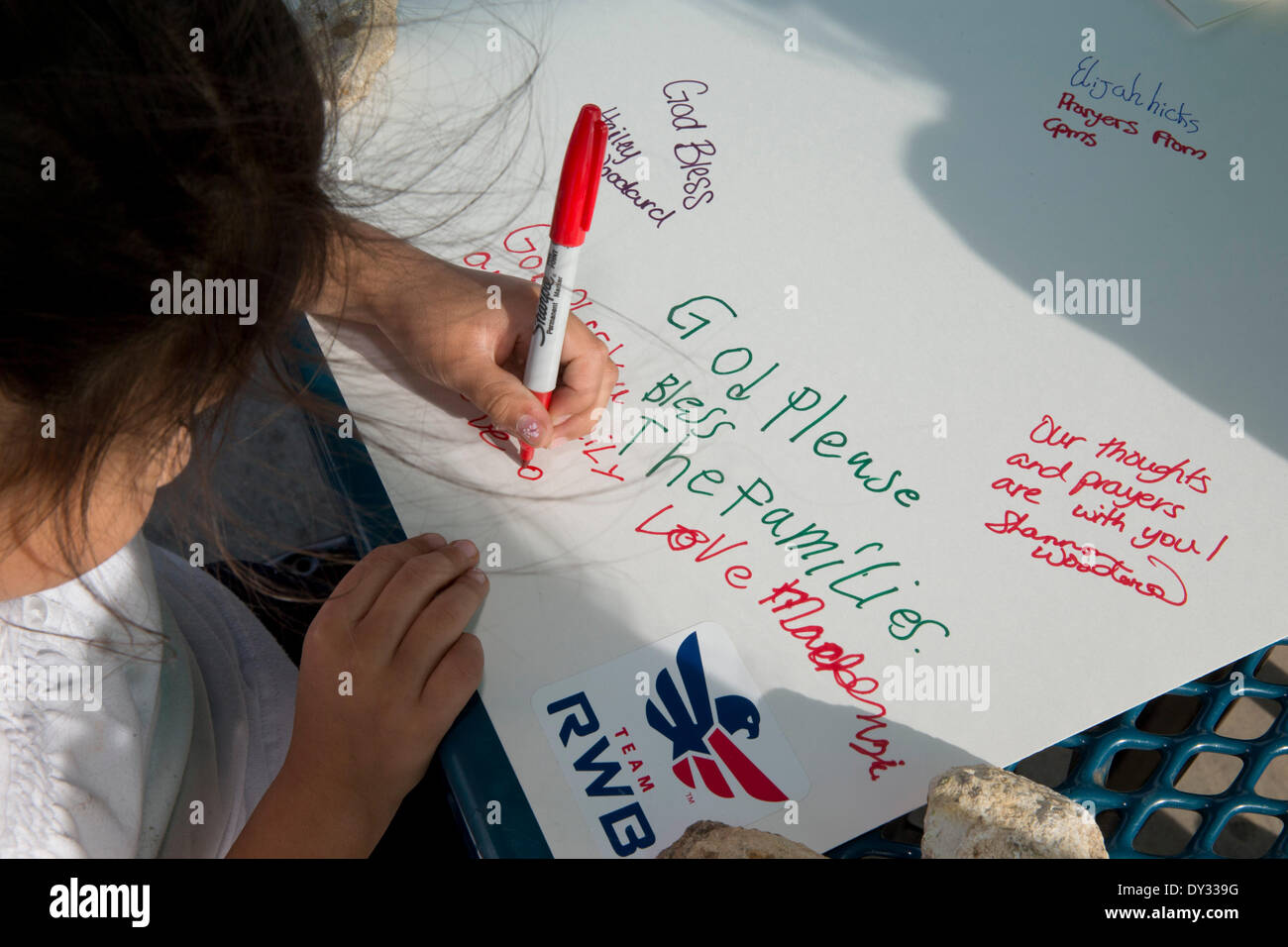 Young girl signs memorial card in support of Fort Hood Army Post ...