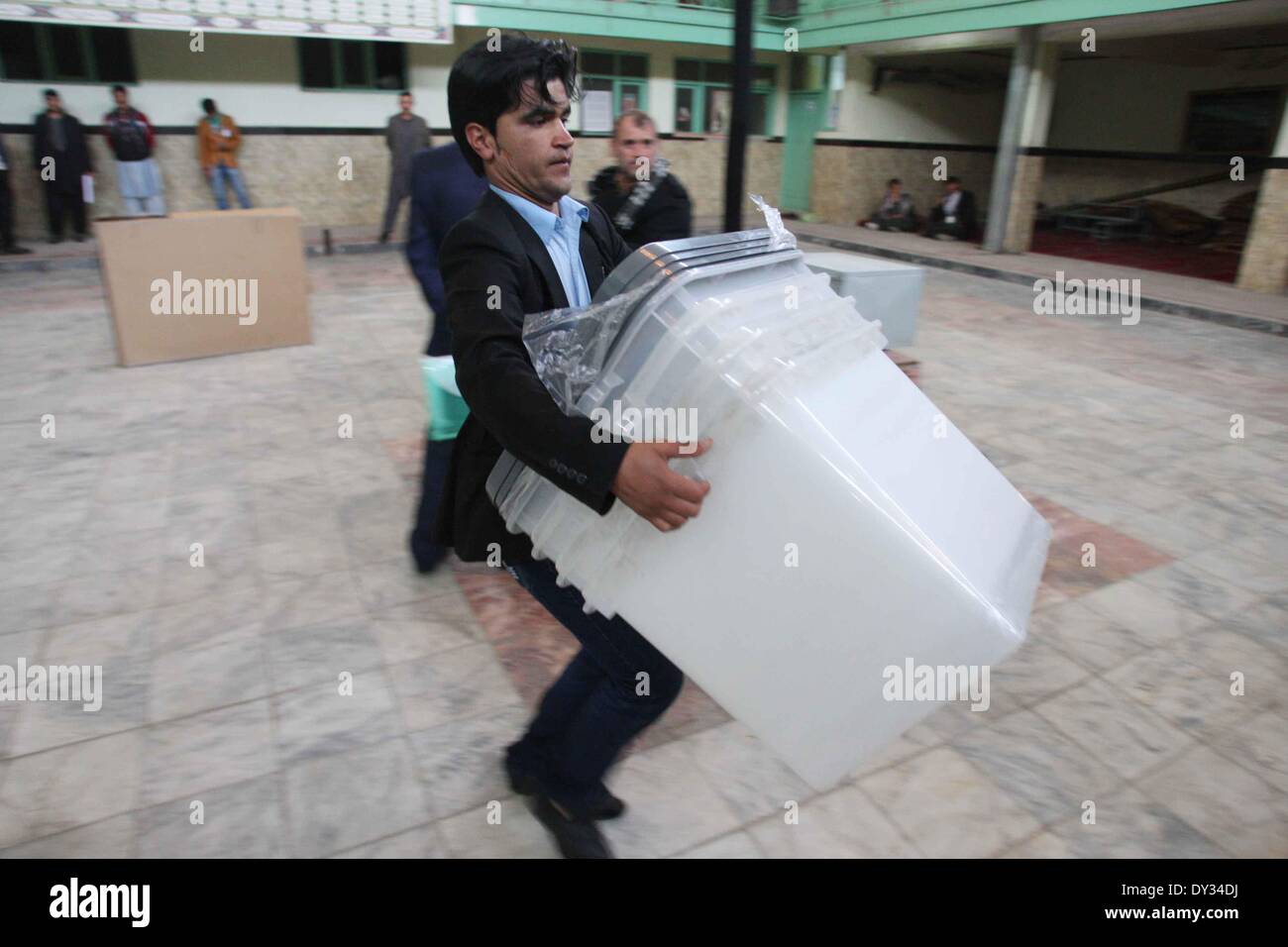 Afghanistan voting hi-res stock photography and images - Alamy