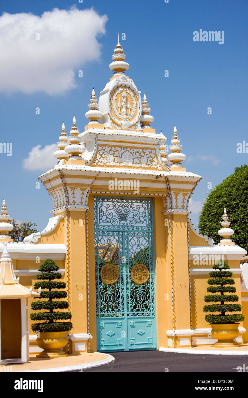 Buddhist temple front gate hi-res stock photography and images - Alamy