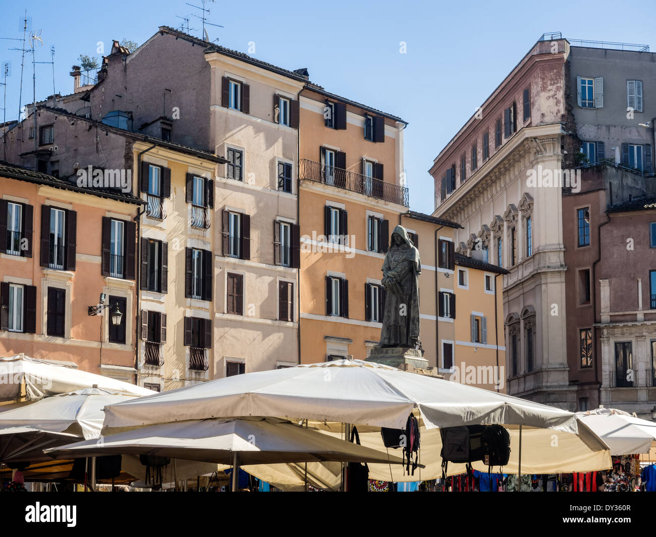 Giordano Bruno statue at the Campo Dei Fiori square in Rome, Italy ...