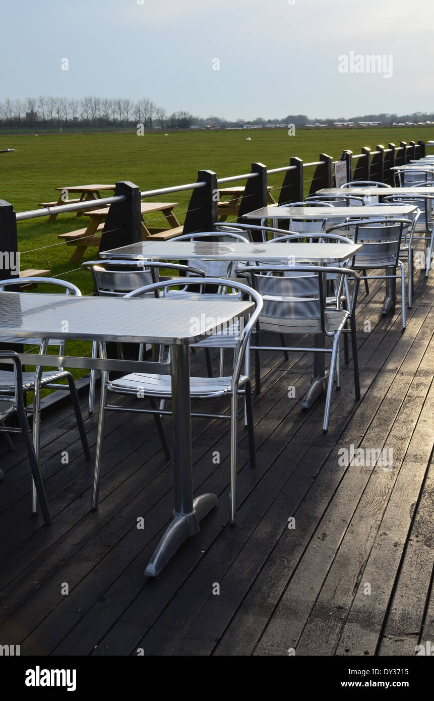 Outside eating area with table and chairs Stock Photo - Alamy