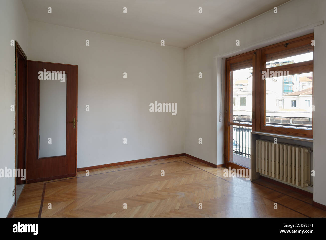 Empty room in normal apartment with wooden floor Stock Photo - Alamy