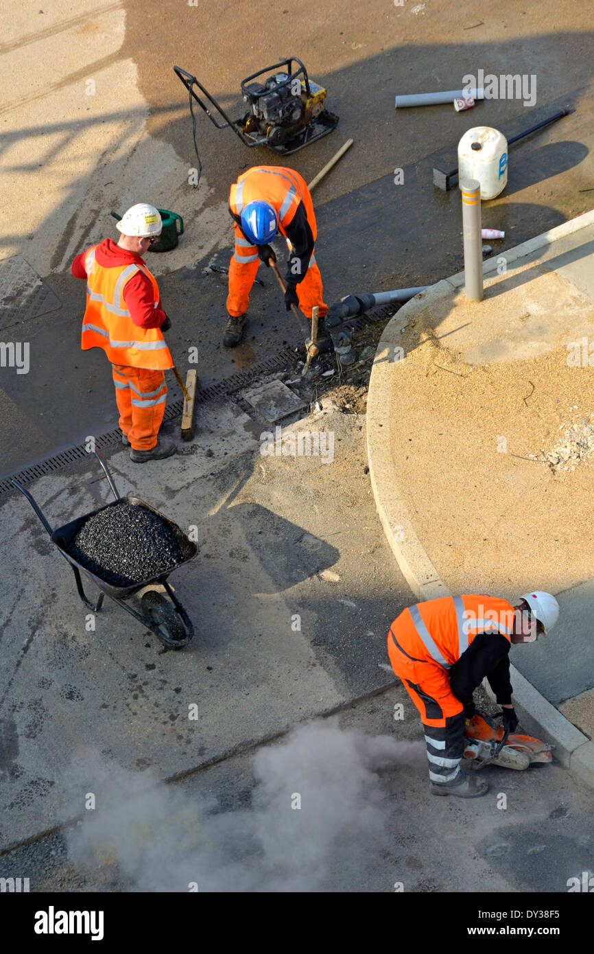 Roadway workers hi-res stock photography and images - Alamy