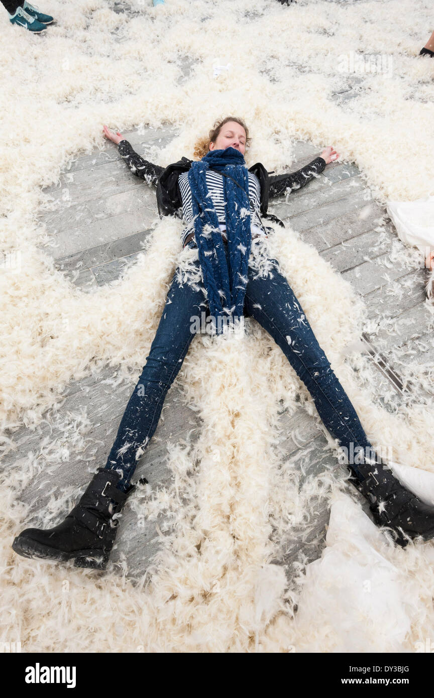 400 people hi-res stock photography and images - Alamy
