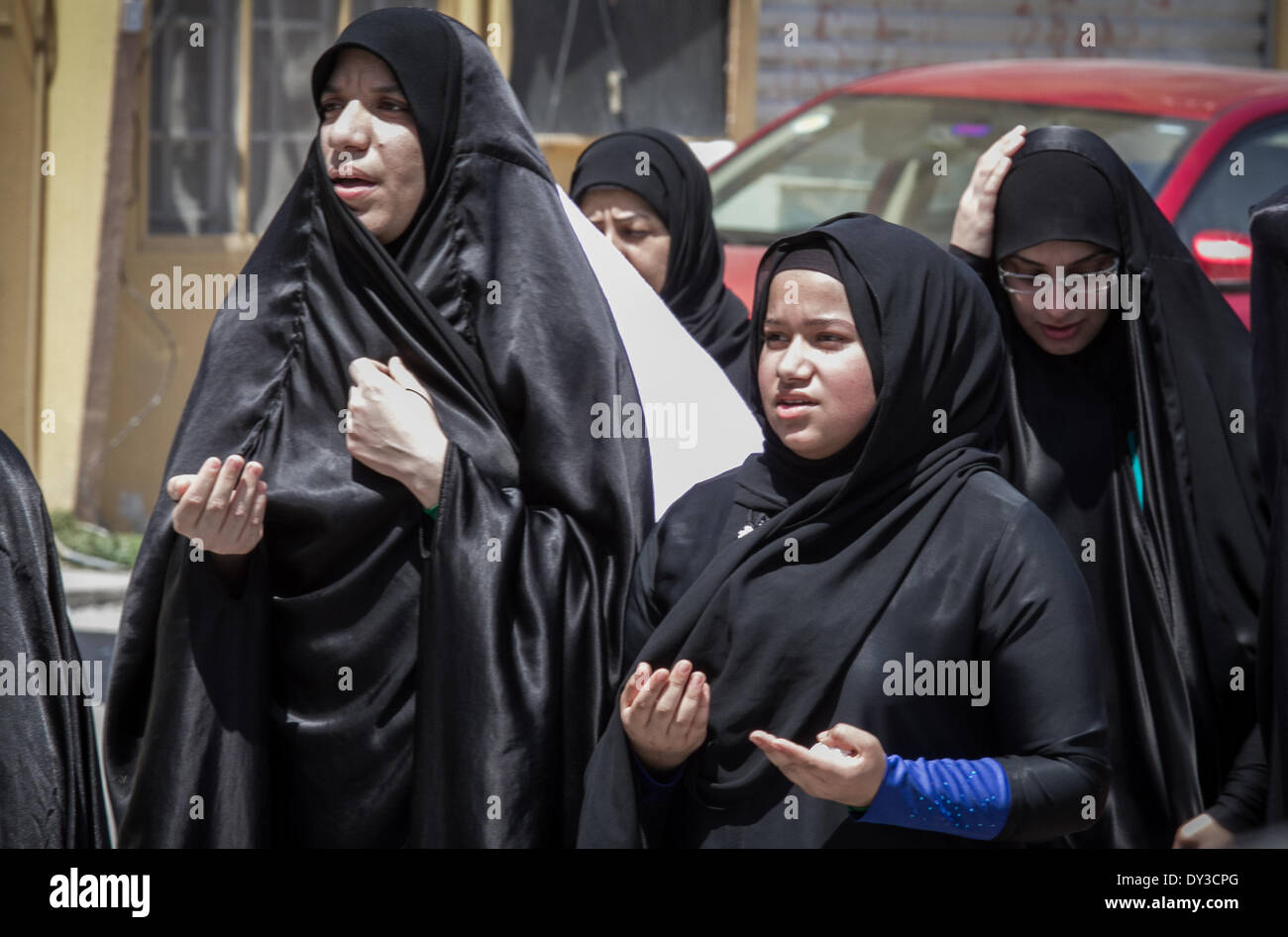 Bahrain women hi-res stock photography and images - Alamy