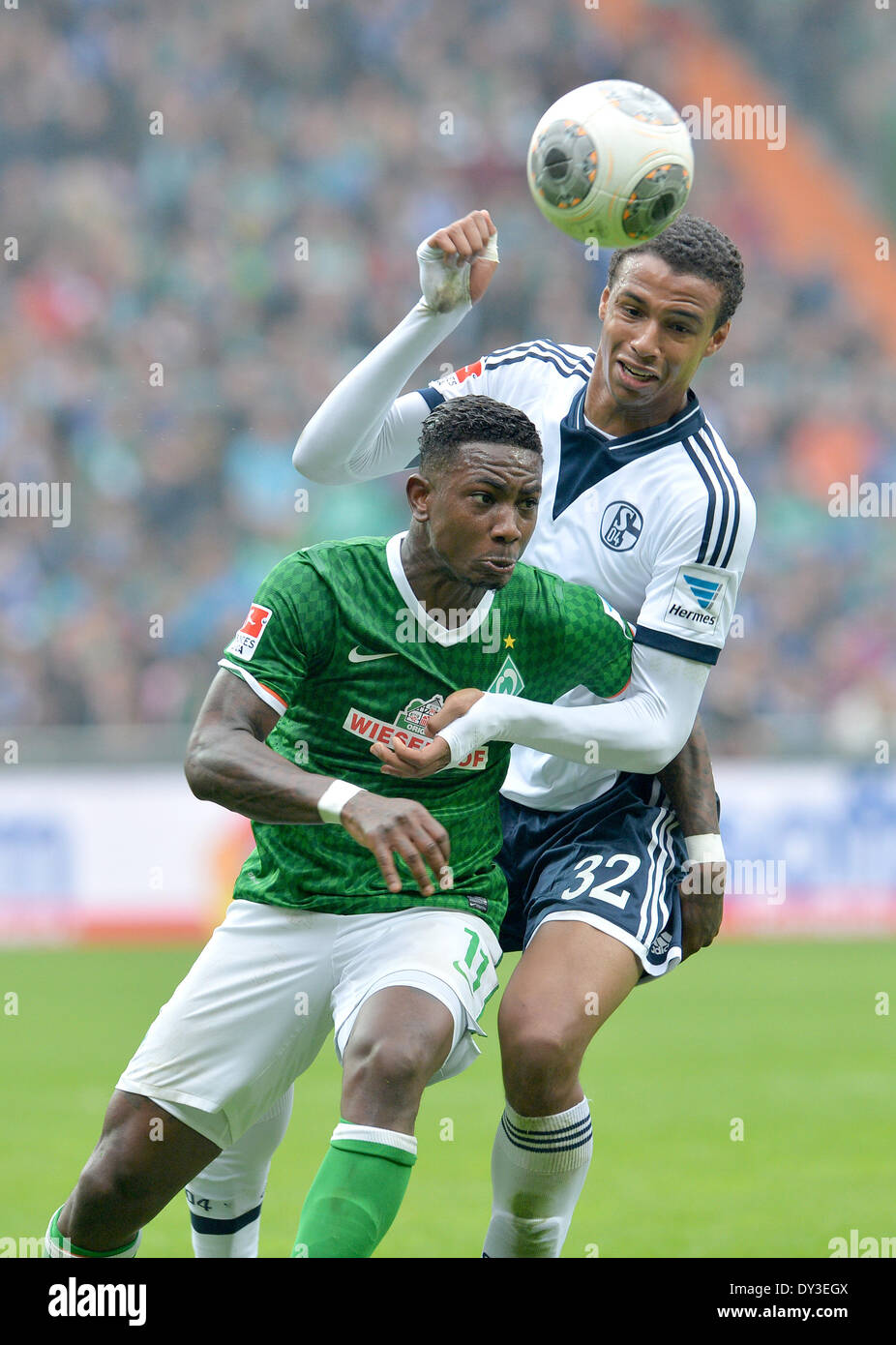 Bremen's Eljero Elia (L) and Schalke's Joel Matip vie for the ball ...