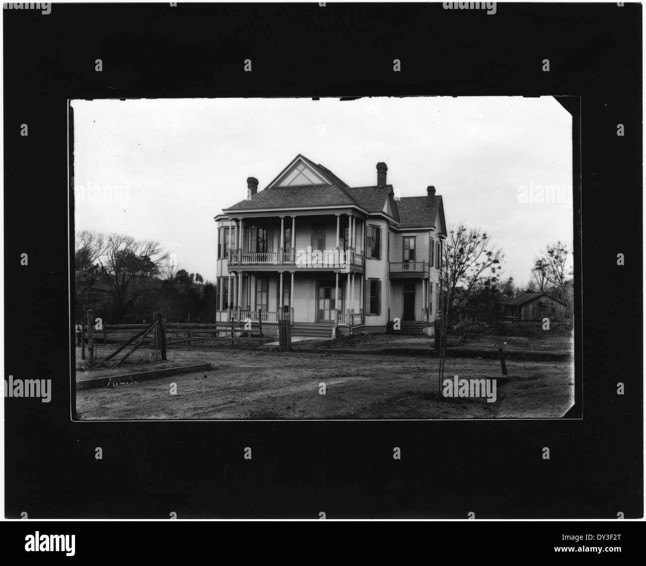 This image features an unidentified house, capturing its architectural ...