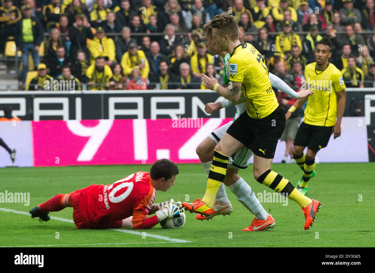 Dortmund, Germany. 05th Apr, 2014. Wolfsburg's goalkeeper Max Gruen (L ...