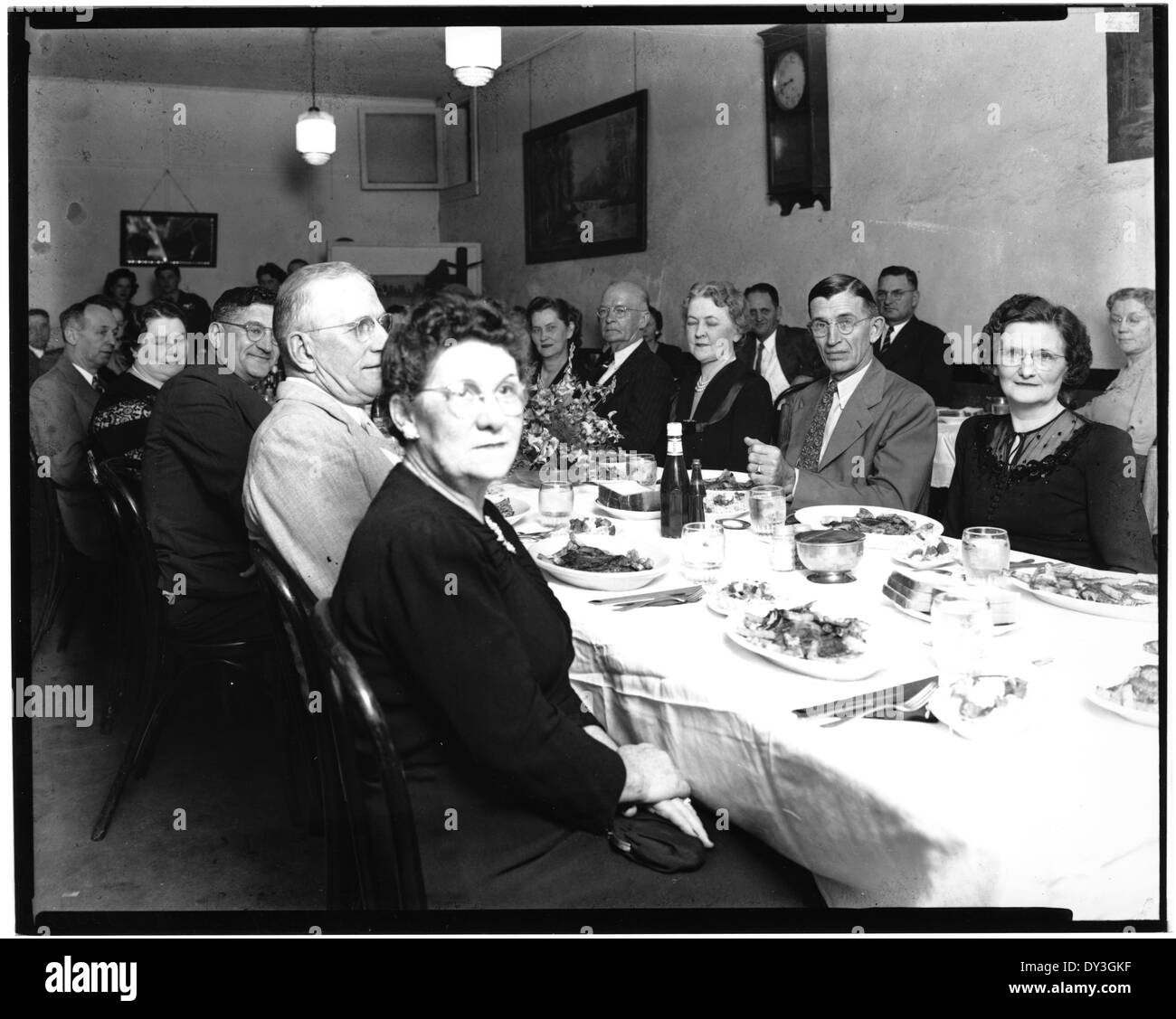 Men and women at banquet hi-res stock photography and images - Alamy