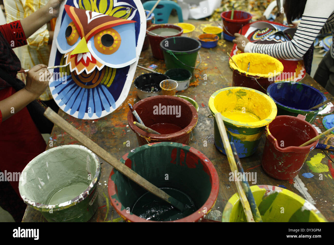 Dhaka, Bangladesh. 5th Apr, 2014. Faculty of Fine Arts (FFA) students ...