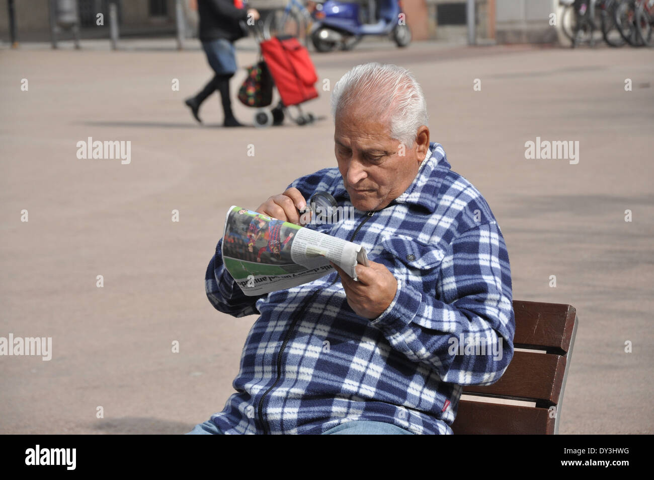 Elderly and newspapers hi-res stock photography and images - Alamy