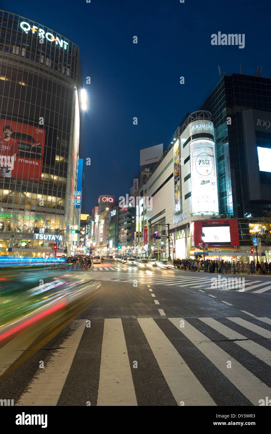Evening traffic at a busy intersection in the Shubuya district of Tokyo ...