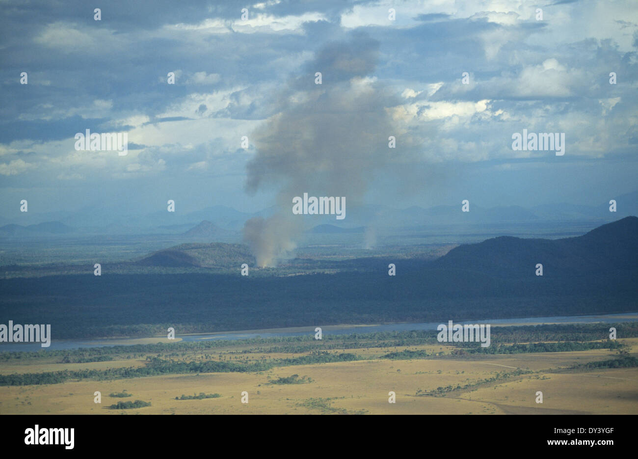Brazil rainforest burning farmer hi-res stock photography and images ...