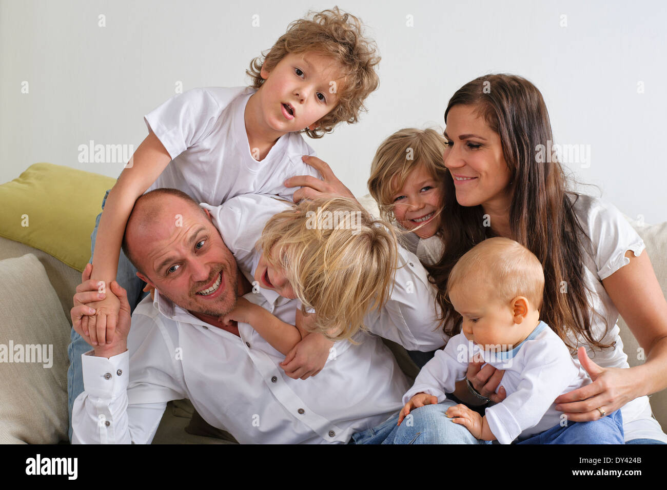 Family six children parents hi-res stock photography and images - Alamy