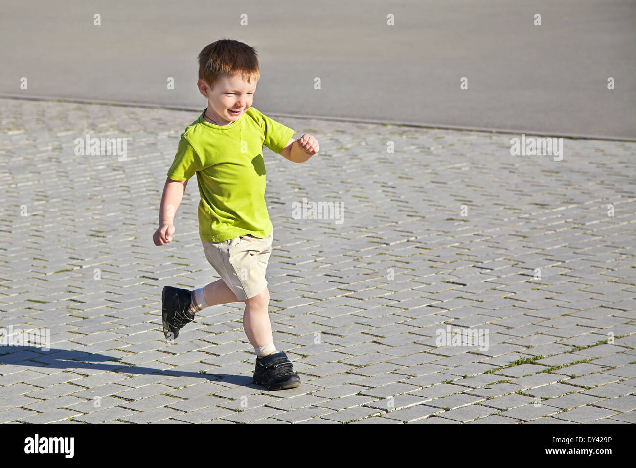 Little boy running Stock Photo - Alamy