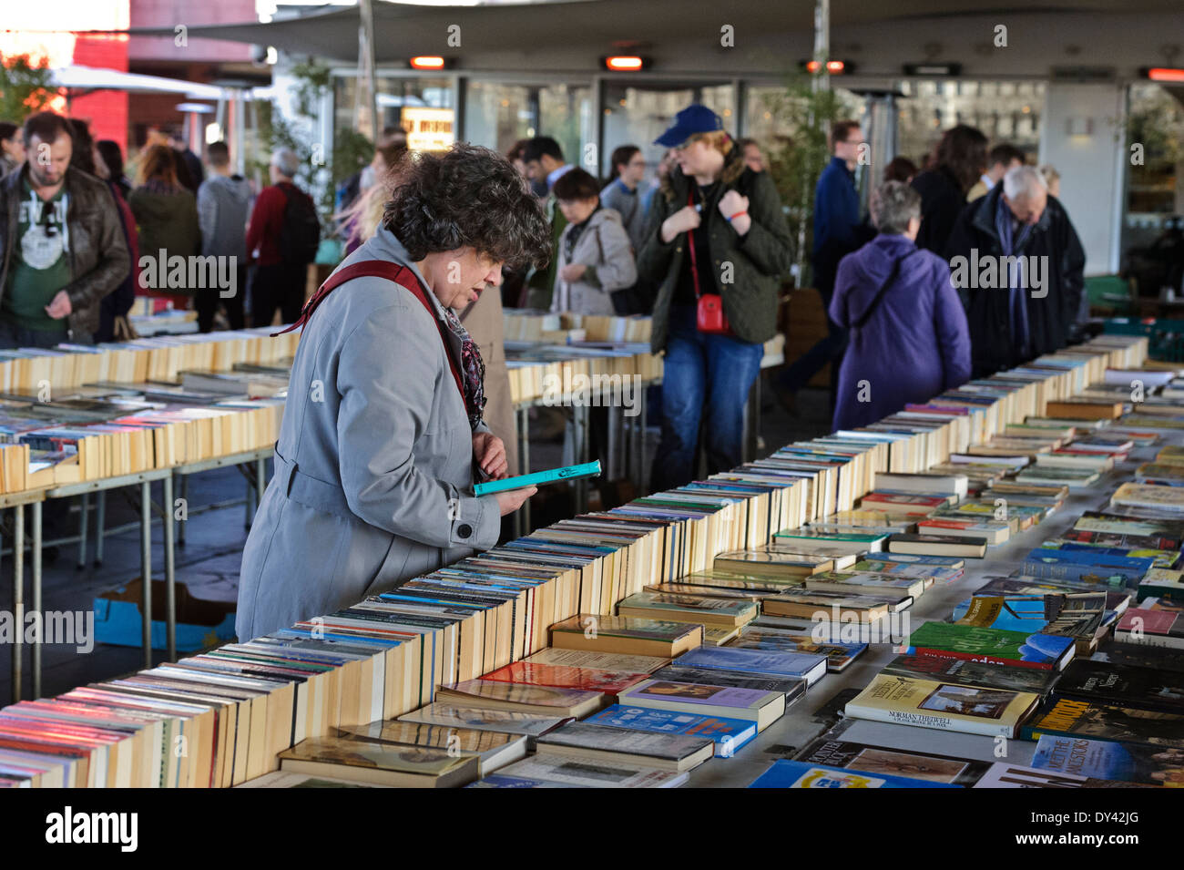 Old books stalls hi-res stock photography and images - Alamy