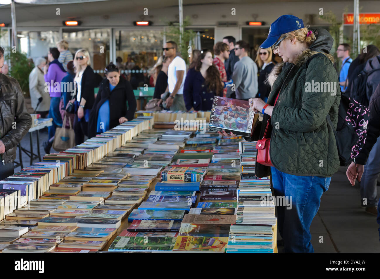 Old book store london hi-res stock photography and images - Alamy