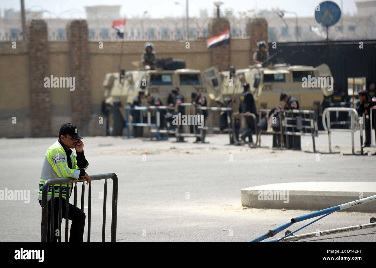 Cairo, Egypt. 6th Apr, 2014. Egyptian security forces stand guard ...