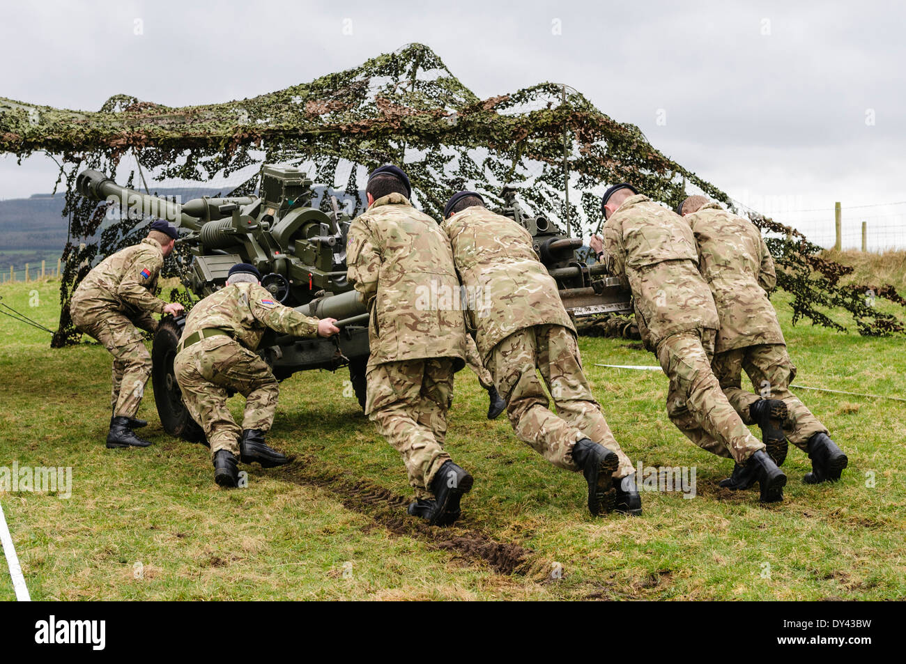 Soldiers from the Royal Artillery Corp push a 105mm Light Gun into ...