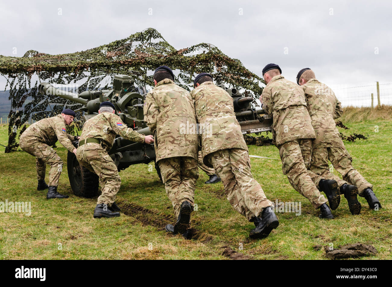 105mm light gun hi-res stock photography and images - Alamy