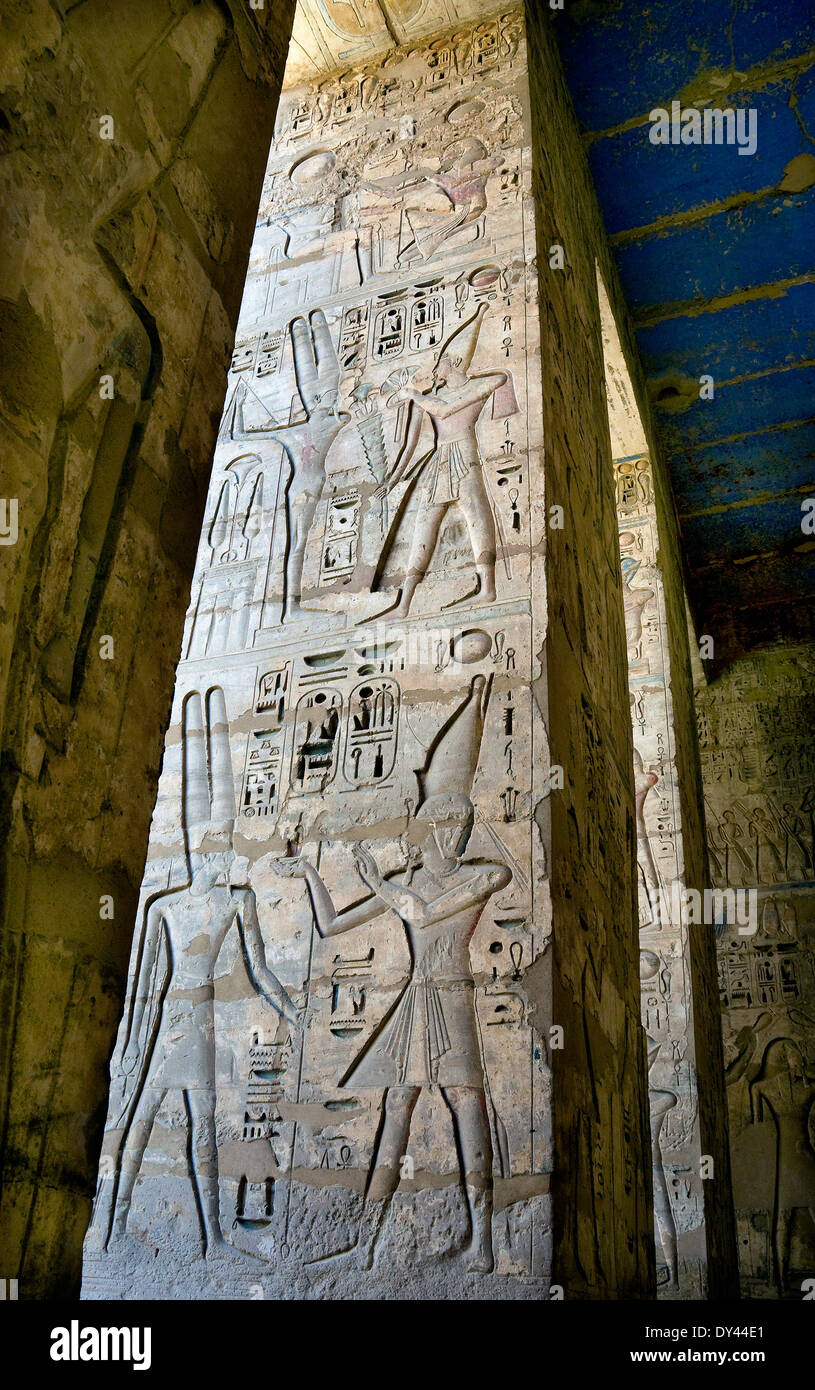 Statues in medinet habu temple hi-res stock photography and images - Alamy