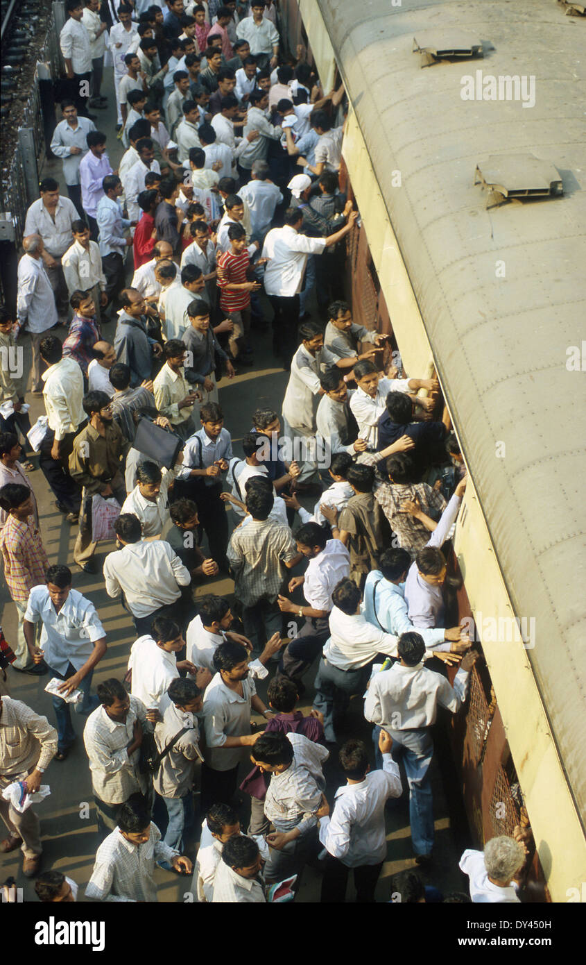 Packed train india hi-res stock photography and images - Alamy