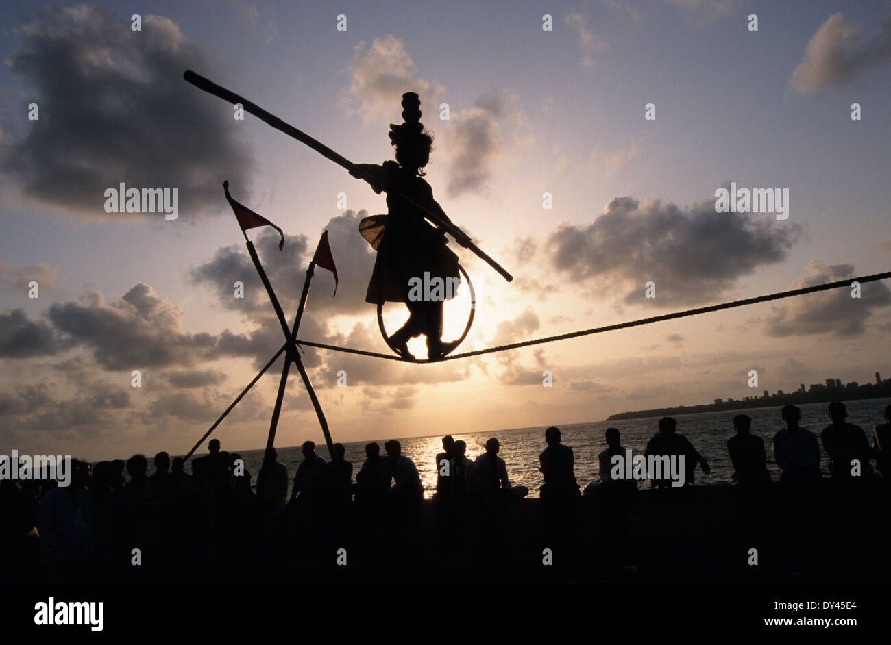 India Mumbai, daughter of poor family perform rope dance for people on ...