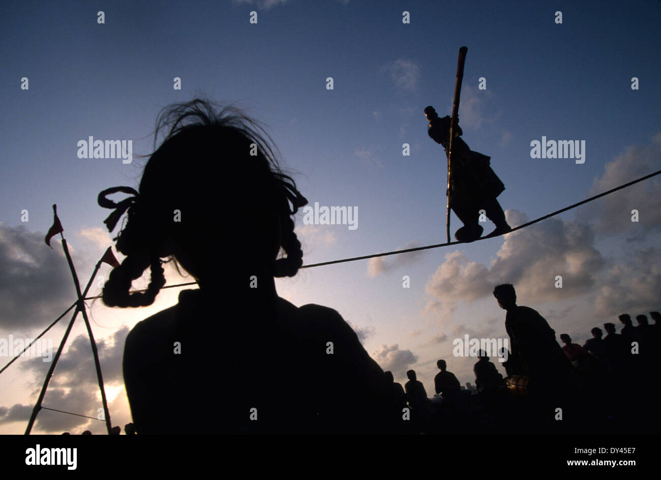 India Mumbai, daughter of poor family perform rope dance for people on ...