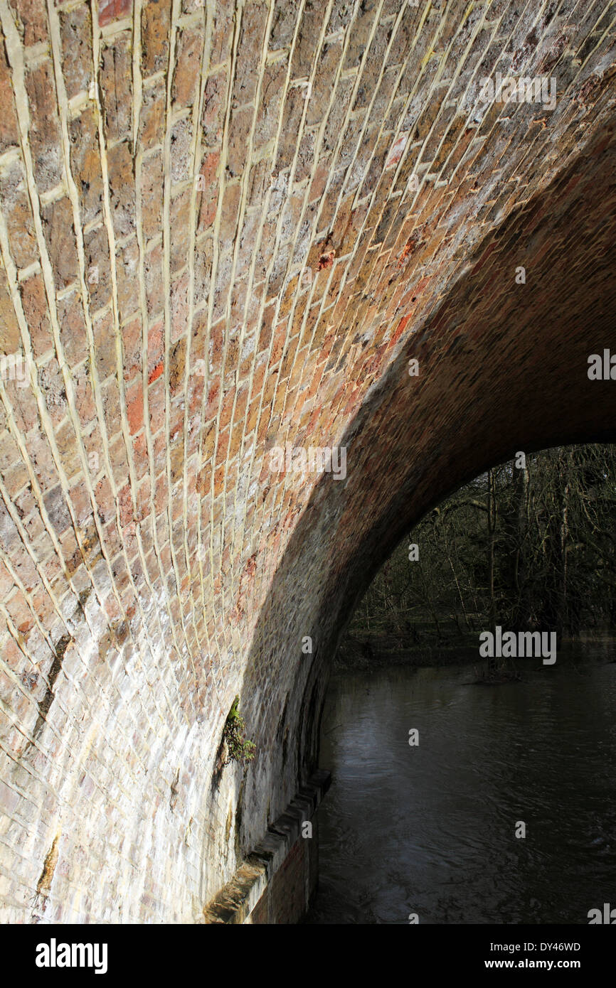 Brick arch railway bridge hi-res stock photography and images - Alamy
