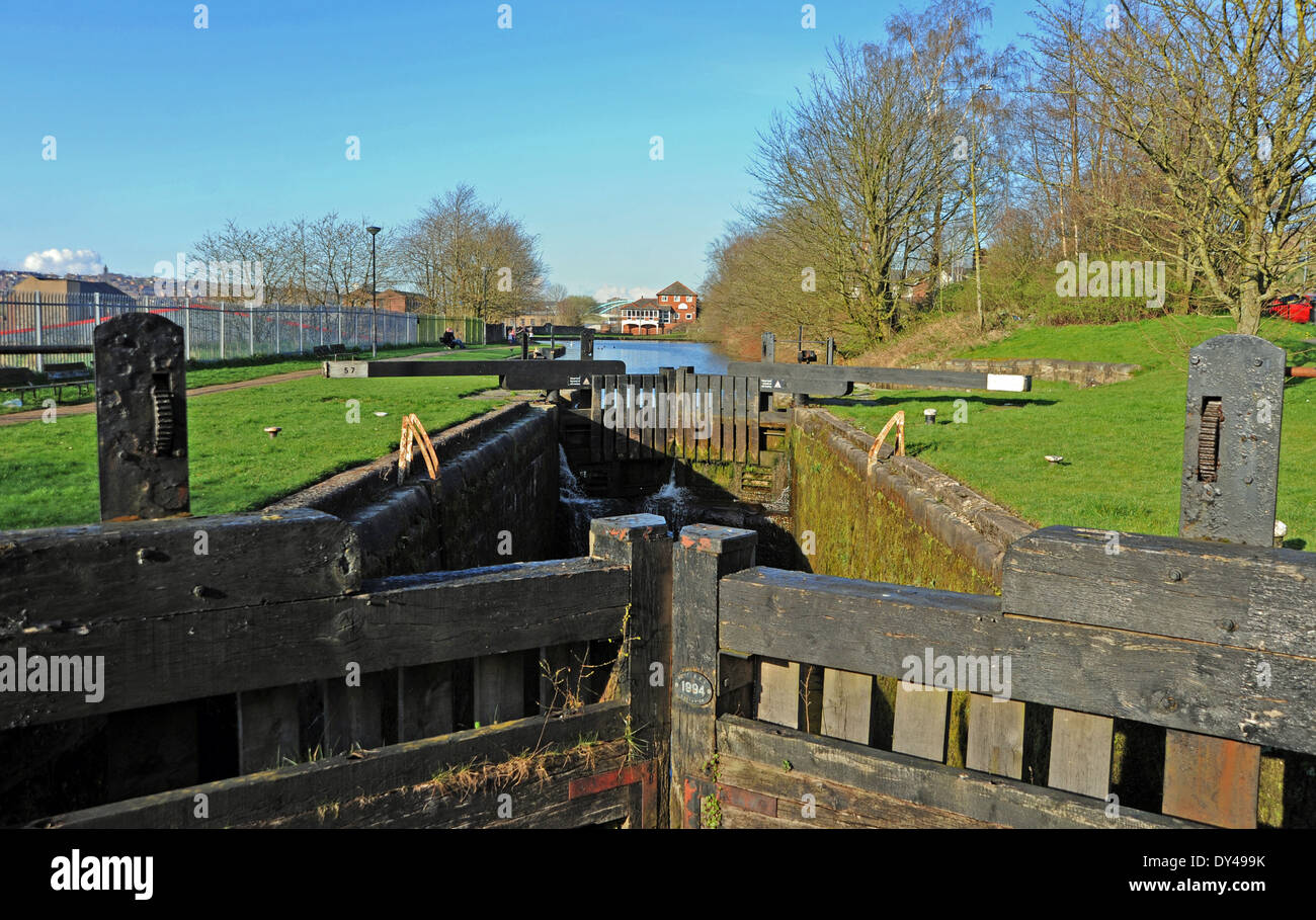 Urban canal gates hi-res stock photography and images - Alamy