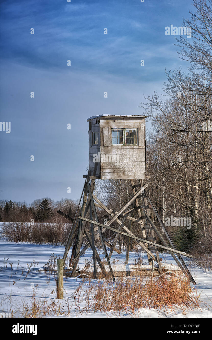 Deer hunting tower stand Stock Photo - Alamy