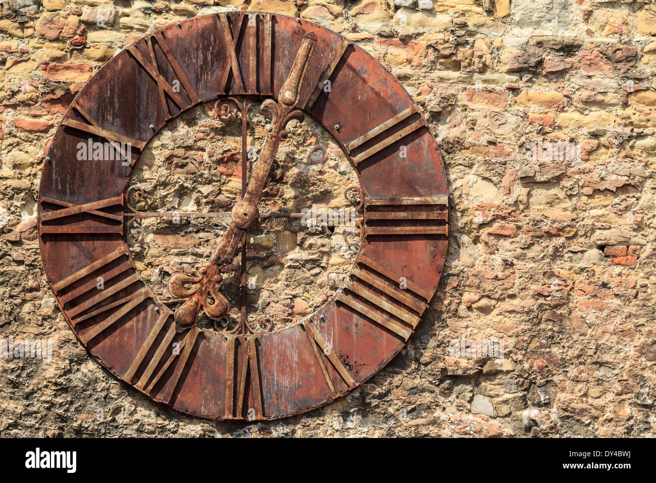 Big red wall clock hi-res stock photography and images - Alamy