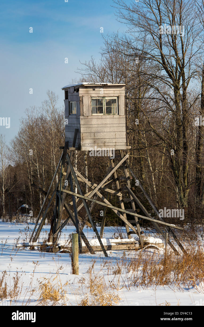 Deer hunting tower stand Stock Photo - Alamy