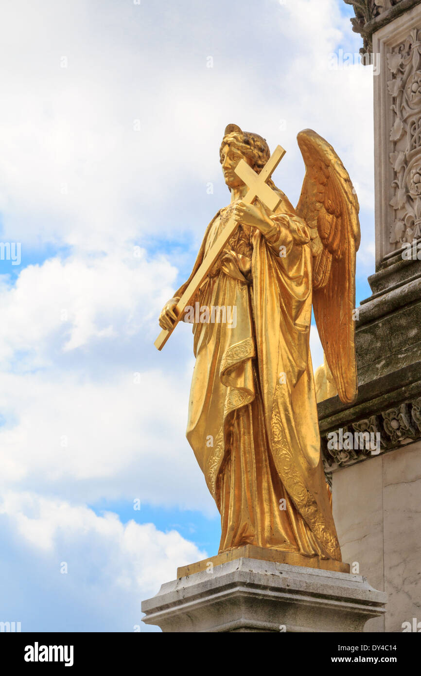 Golden angel statue wings hi-res stock photography and images - Alamy